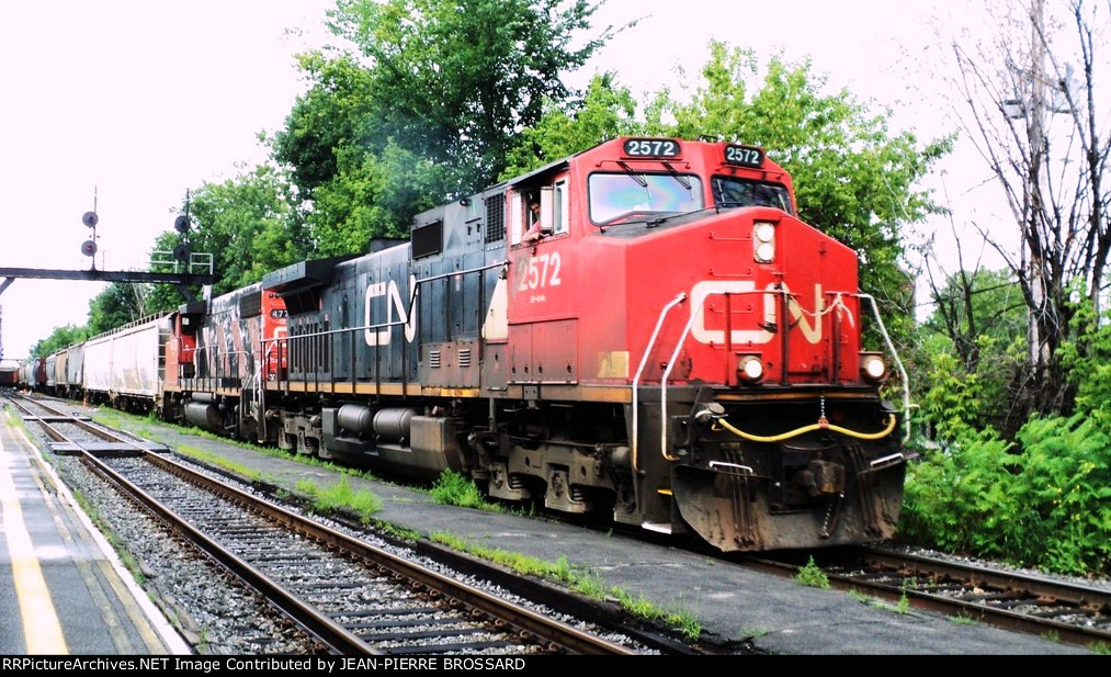 CN-2572 EF-c44-c going to Southwark yard with car coming from Tachereau yard Montréal